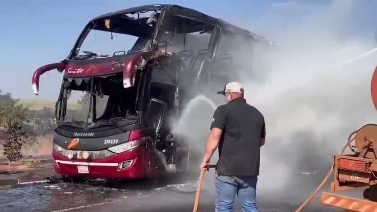 Ônibus fica destruído após pegar fogo na BR 163 em Nova Alvorada do