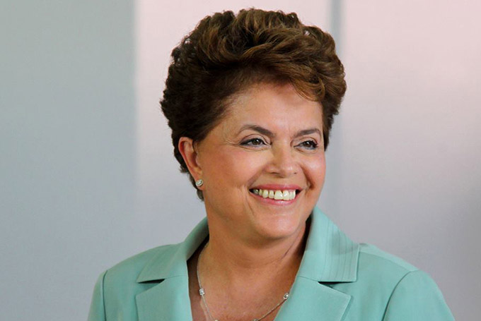 Dilma comemora vitória brasileira e elogia Julio Cesar pelo Twitter ...