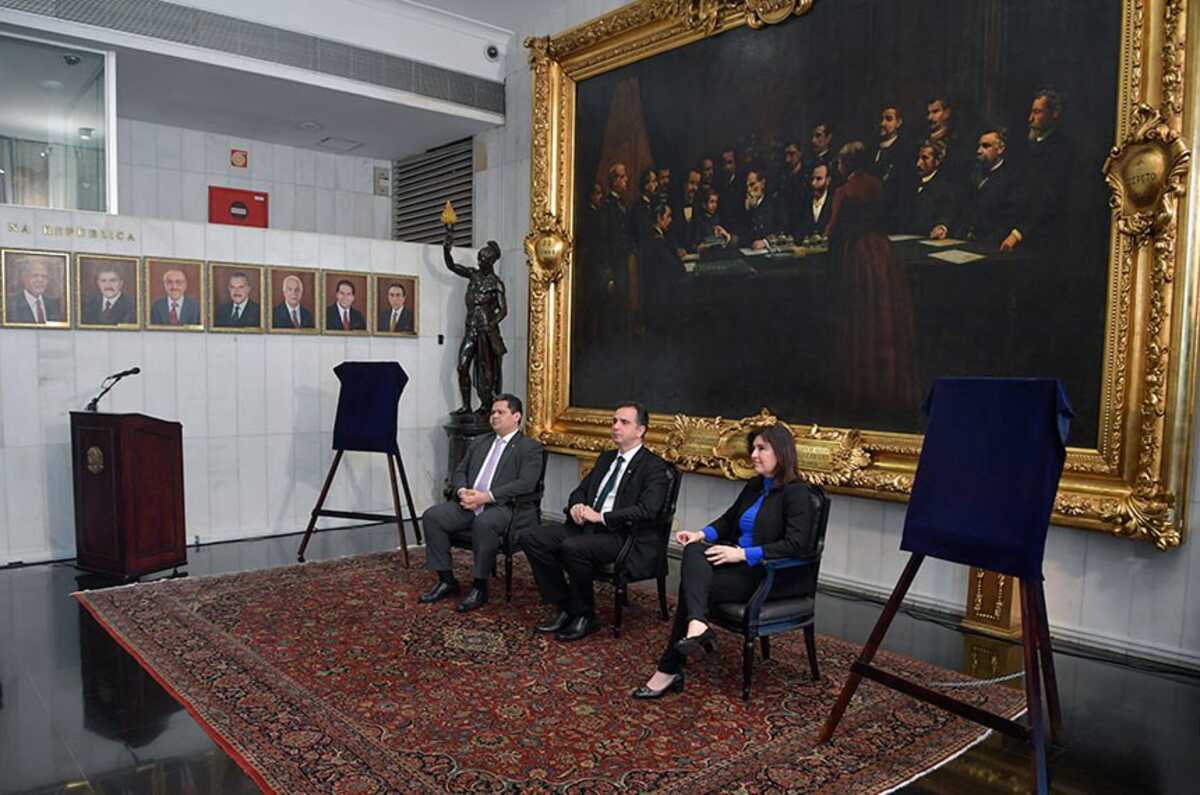 Simone Tebet se emociona em substituição do retrato do pai, danificado ...