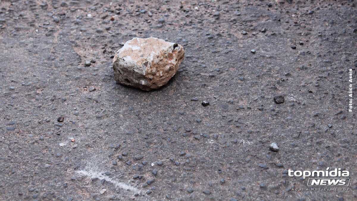 Homem dá soco na companheira, atira pedra contra filho de 10 anos e ...