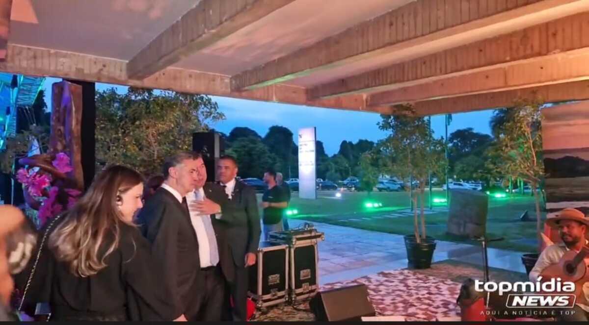 Sob forte esquema de segurança, ministro Luís Barroso chega para evento ...