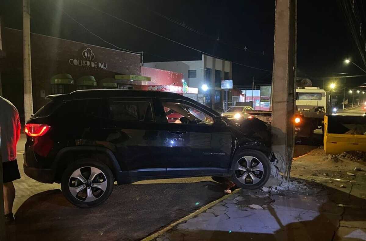 Jeep fica destruído após motorista perder o controle e bater em poste de luz em Aquidauana ...
