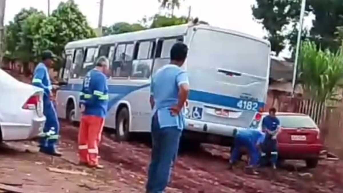 Rua sem asfalto vira lamaceiro após chuva e atola ônibus em Campo ...