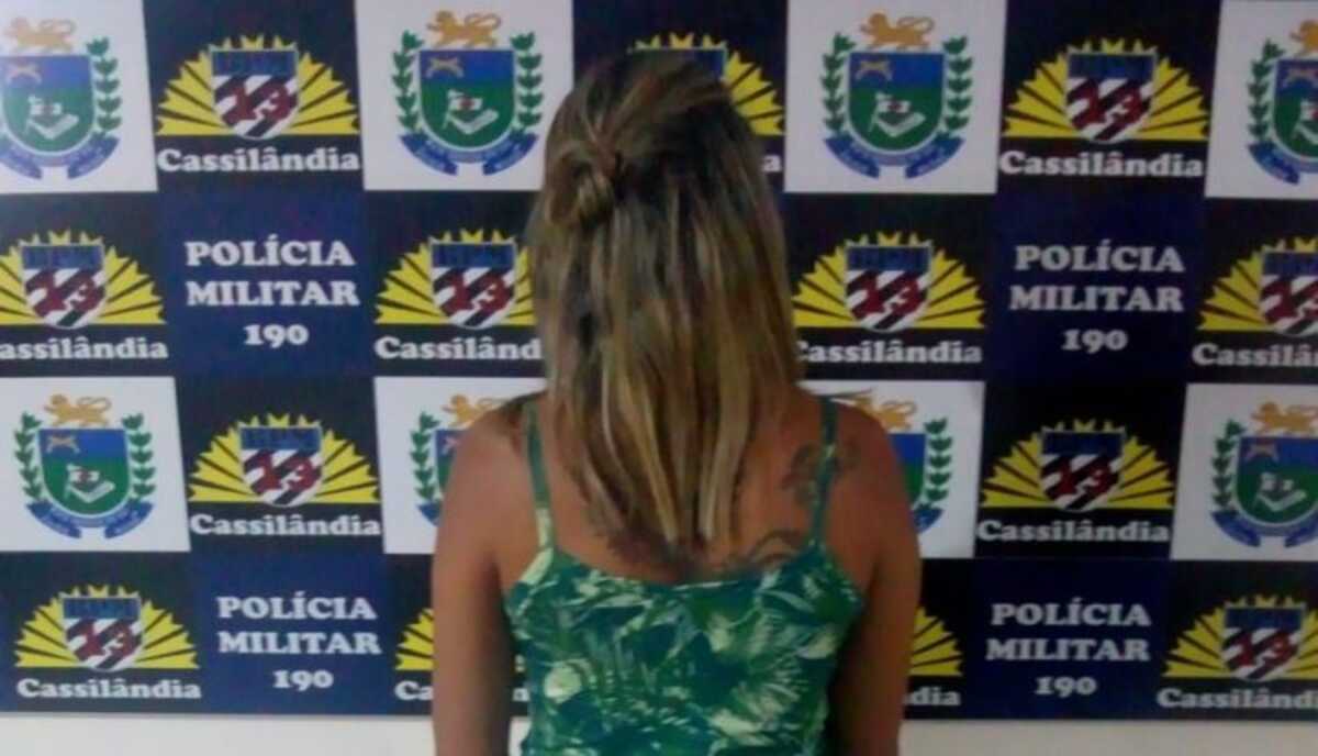 Loira Do Tráfico Mulher é Presa Com Cheques De R 2200 E Cocaína Na