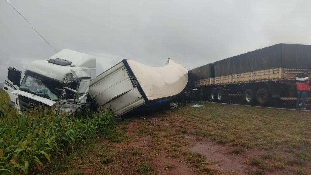 Acidente entre carretas deixa uma pessoa morta e outras presas às ferragens em MS - Portal TOP ...