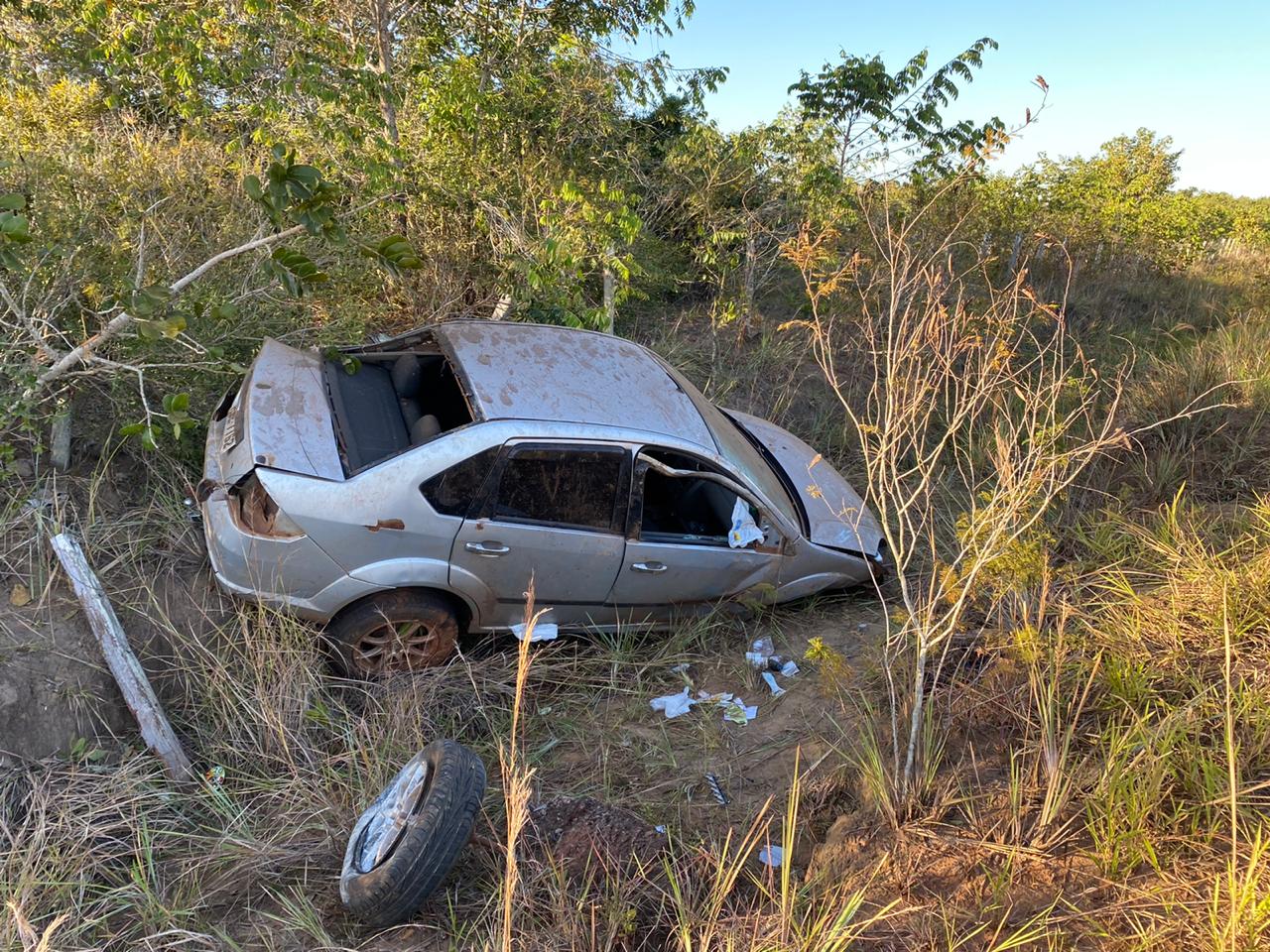 Motorista Dorme Ao Volante Perde Controle Da Direção E Capota Carro Em
